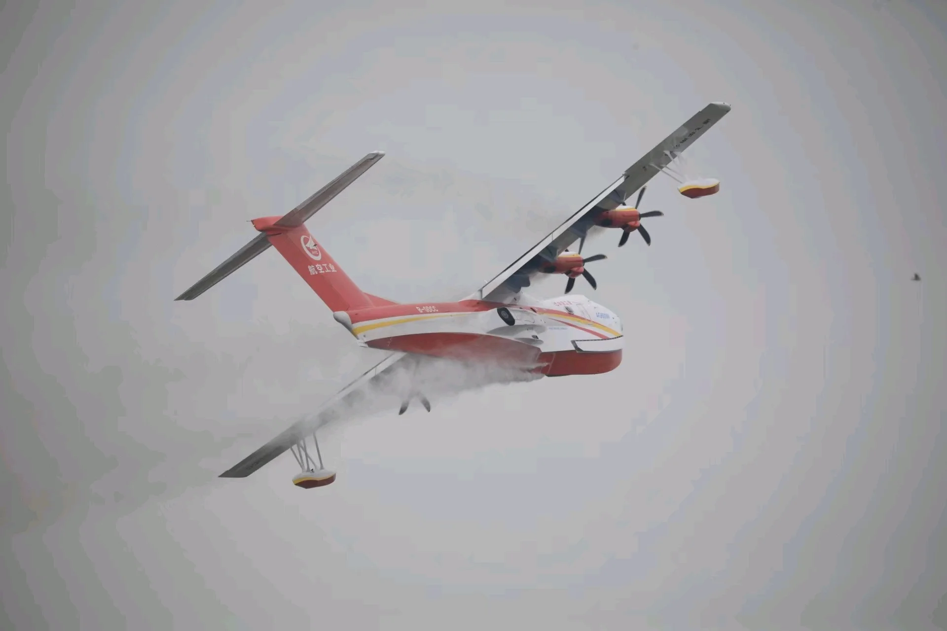 新涂装AG600M亮相中国航展，12吨水从天而降形成“空中瀑布”-房产资讯-房天下