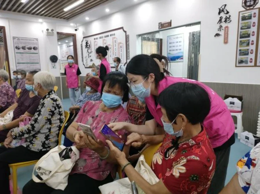 点赞！珠海这群大学生手把手教老人用智能手机-房产资讯-房天下