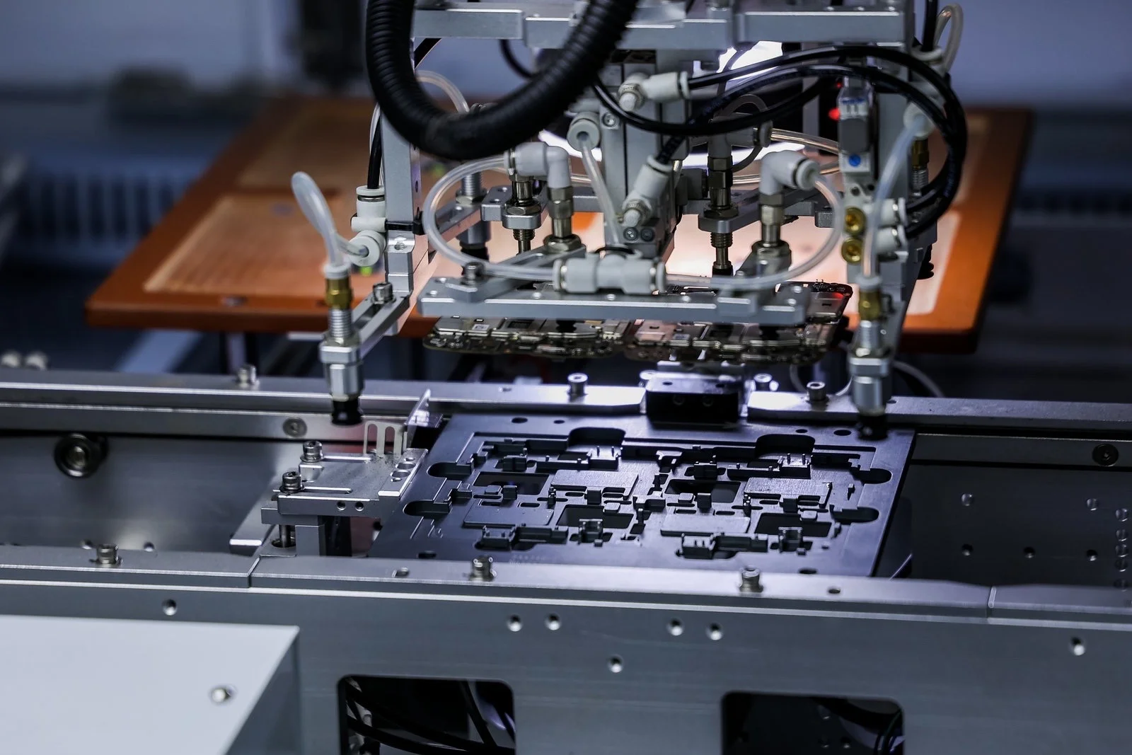 这间广东工厂每10秒生产一台手机，一年可造8000万台|探科技特辑-房产资讯-房天下