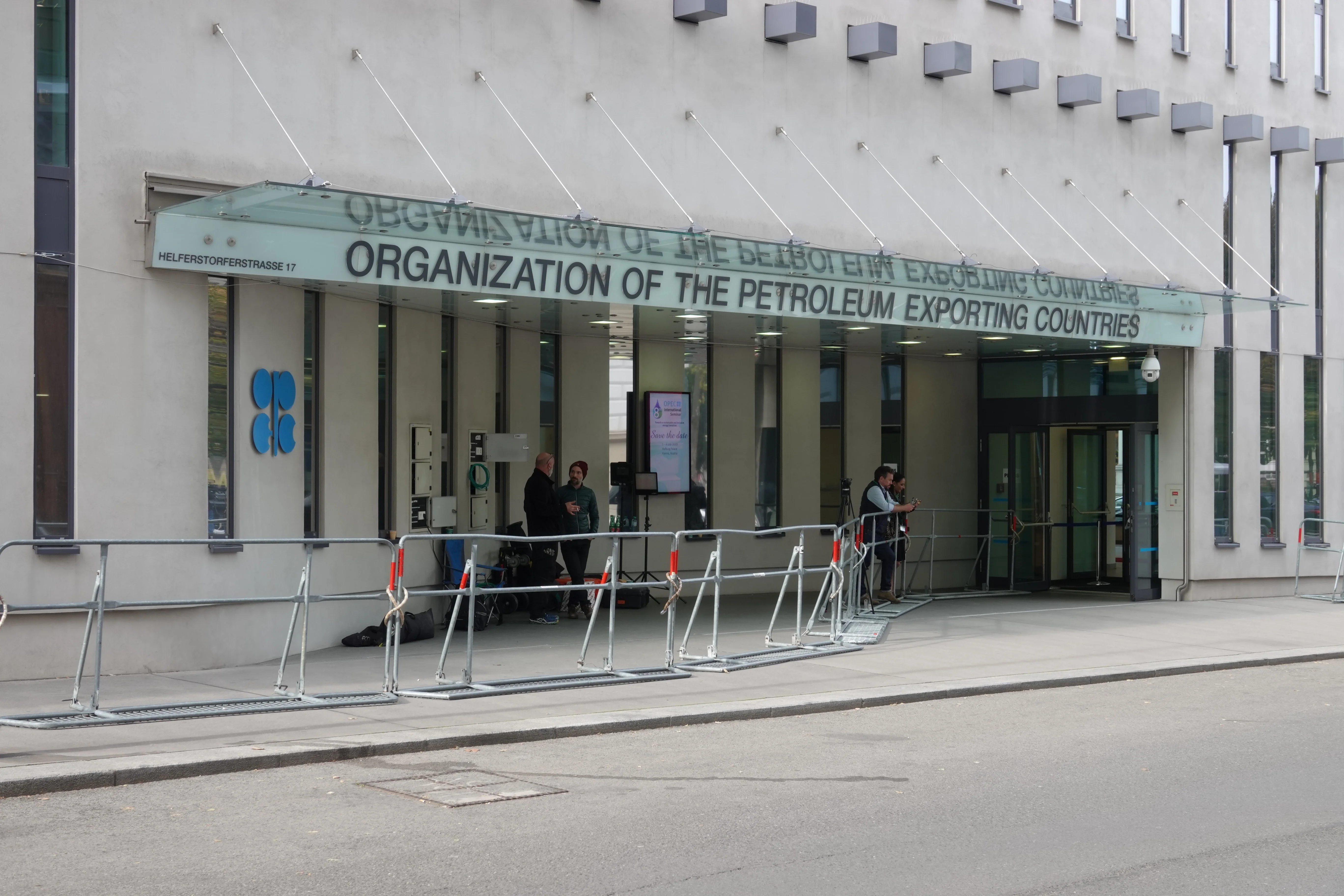 欧佩克成员国集体宣布大幅减产，引发国际油价强势上涨-房产资讯-房天下